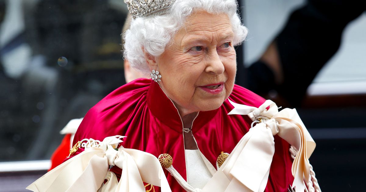 Queen Elizabeth II. soll mit zwei Lieblingsschmuckstücken beerdigt ...