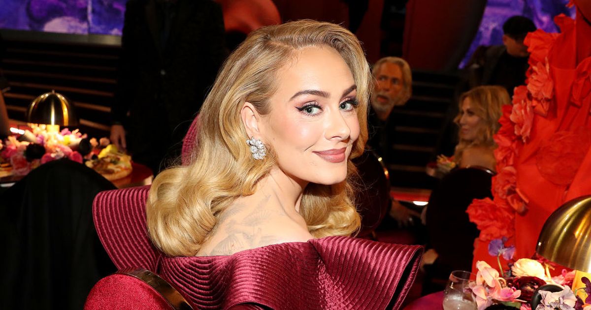Adele: Um Matthew Perry Tribut zu zollen unterbricht sie ihr Konzert ...