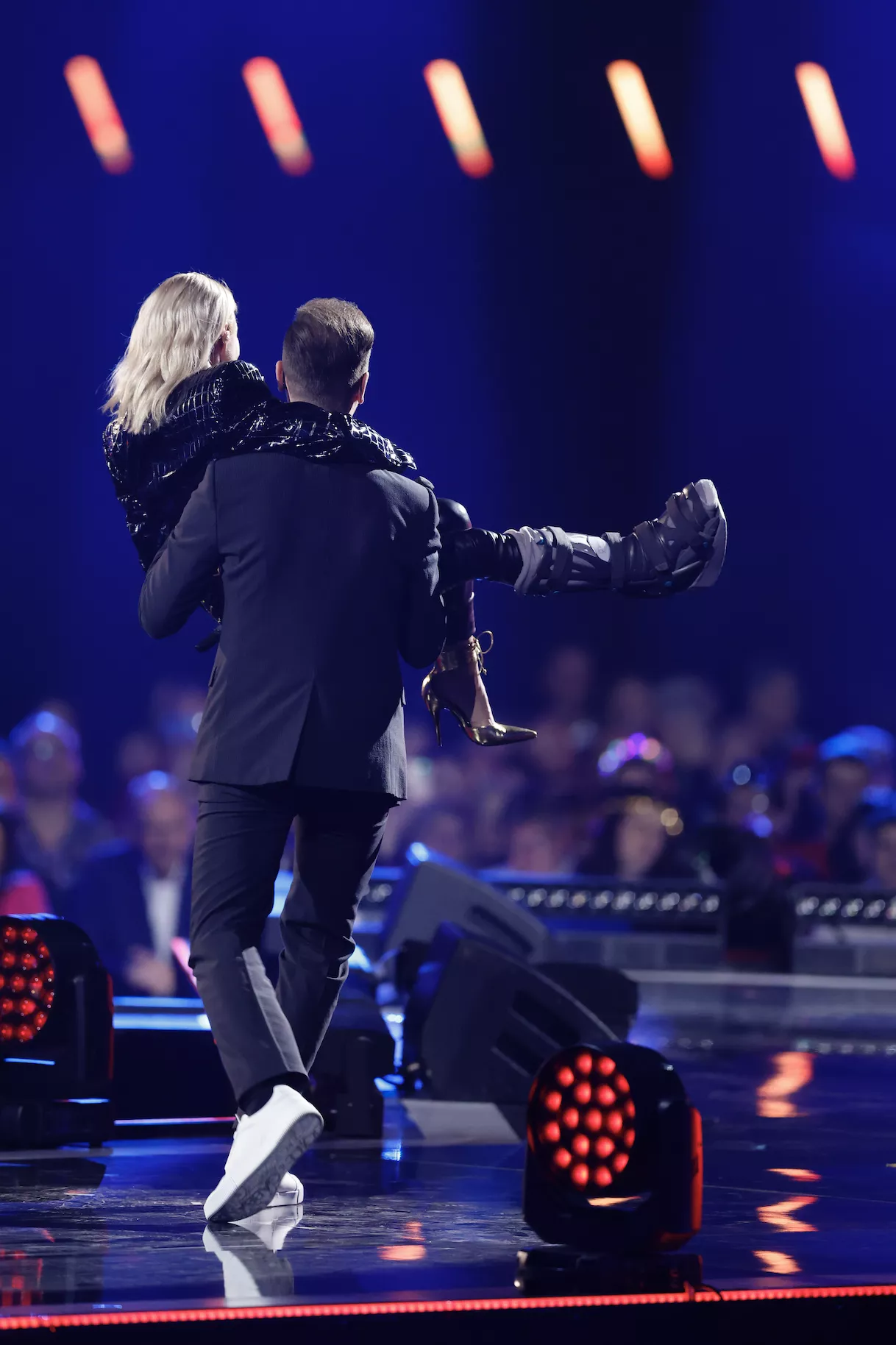 Michelle muss von Eric bei den "Schlagerchampions" getragen werden ...