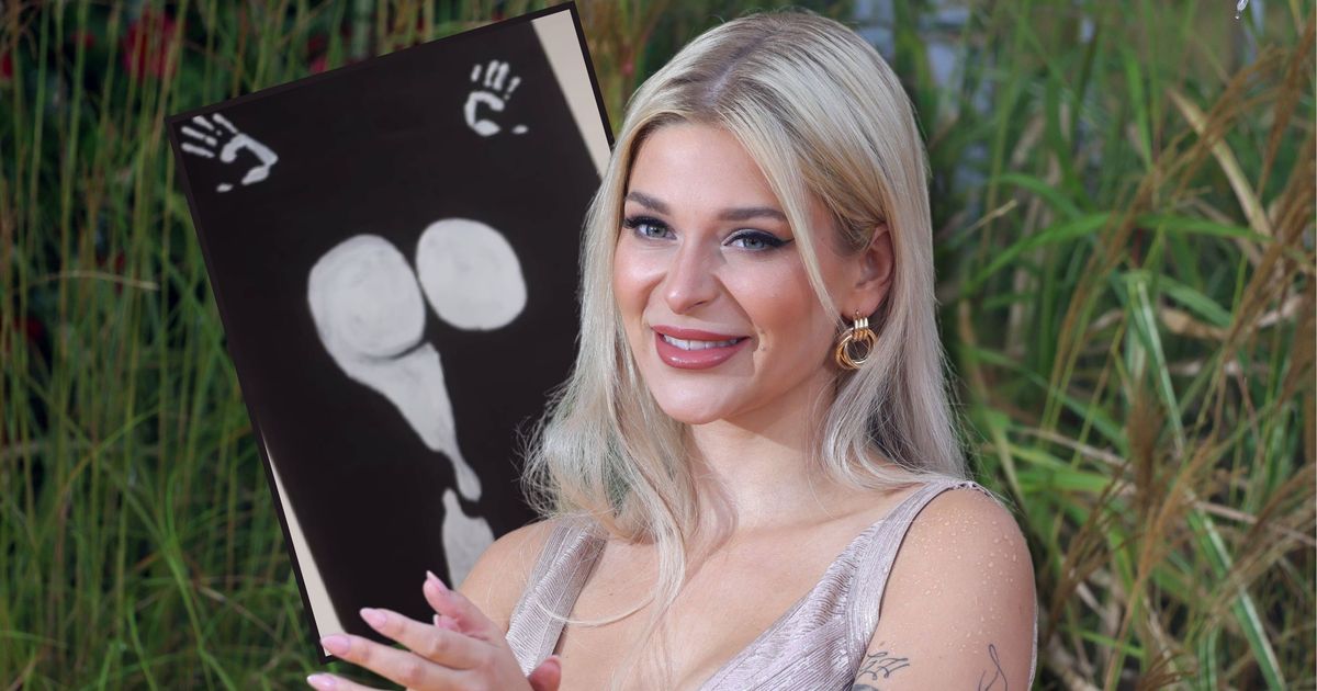 Körperkunst mal anders: Sängerin Marie Reim malt mit ihrem Po Bilder ...