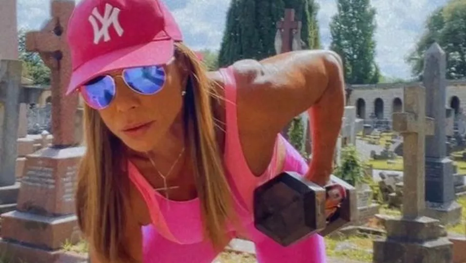 Fitness-Influencerin Andréa Sunshine: Sport-Einheiten auf dem Friedhof ...