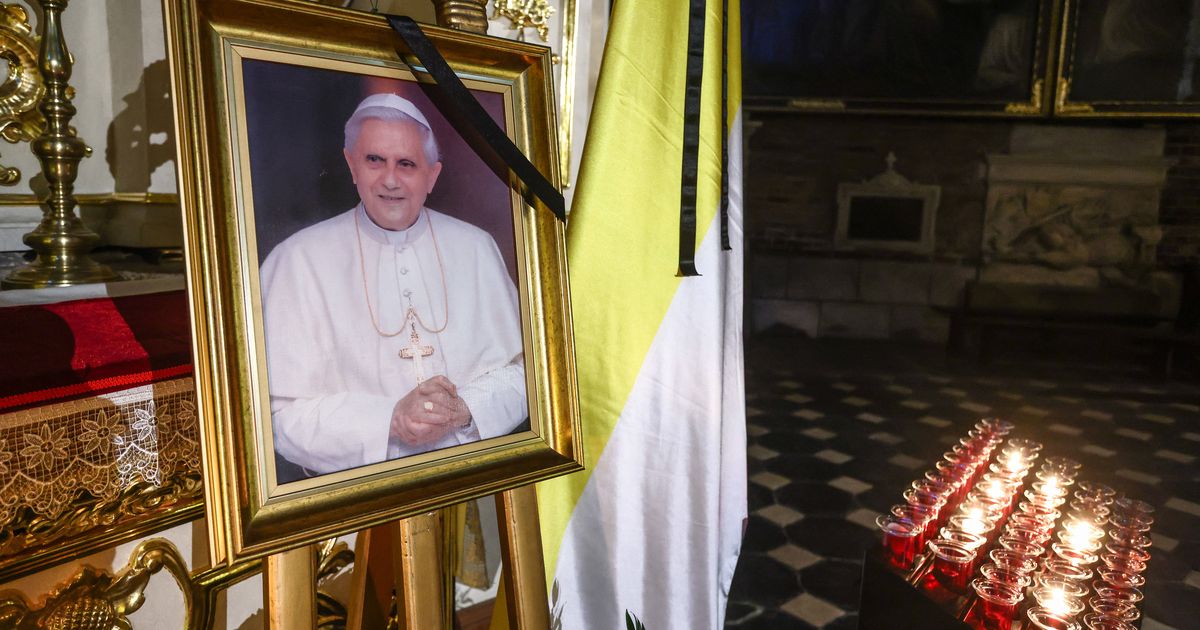 Benedikt XVI.: Papst Franziskus hält Trauerfeier für verstorbenen Papst ...