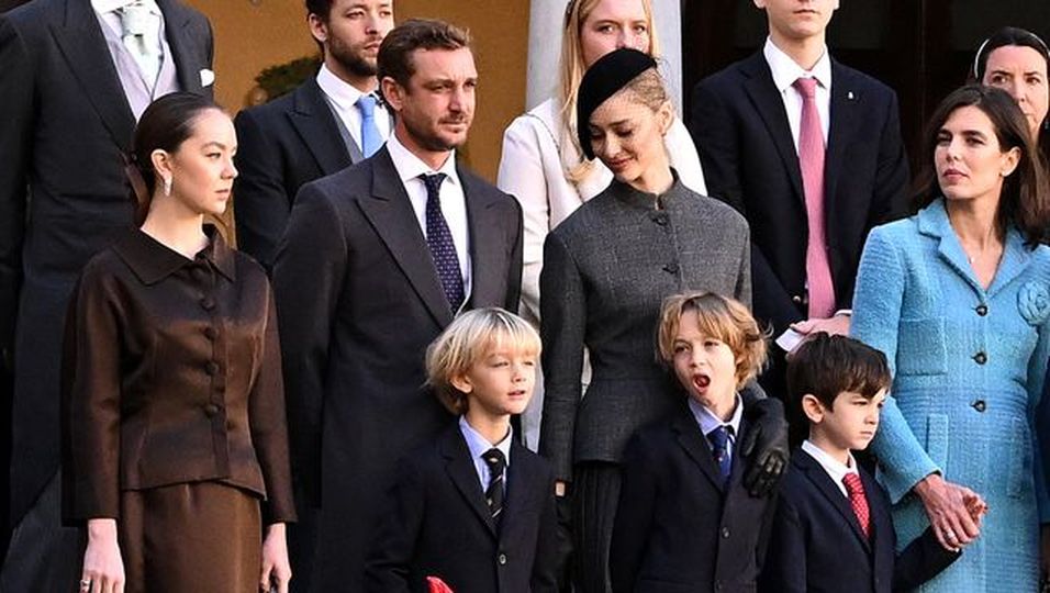 Andrea und Pierre Casiraghi zeigen beim Nationalfeiertag ihre süßen ...
