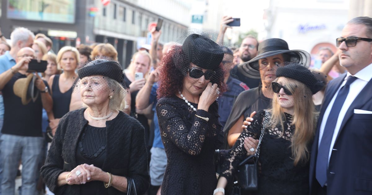 Lugner-Trauerfeier: Tränenüberströmte Exfrauen – eine bleibt fern ...