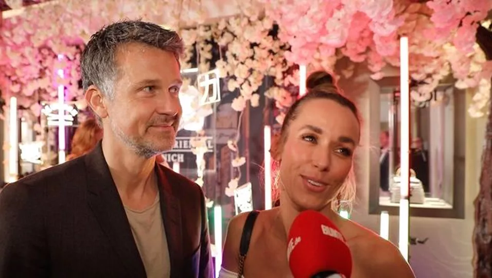 Annemarie Carpendale zeigt gut gelaunt ihre Lockenpracht | BUNTE.de