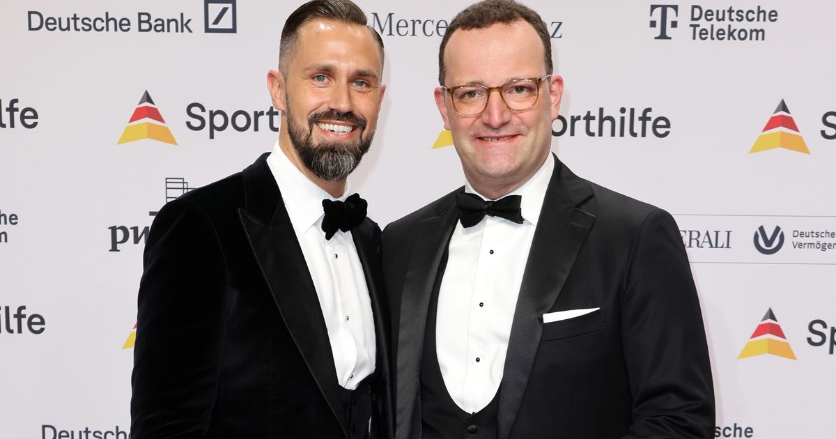 Jens Spahn: Schick im Smoking: Hier glänzt er mit Ehemann Daniel | BUNTE.de