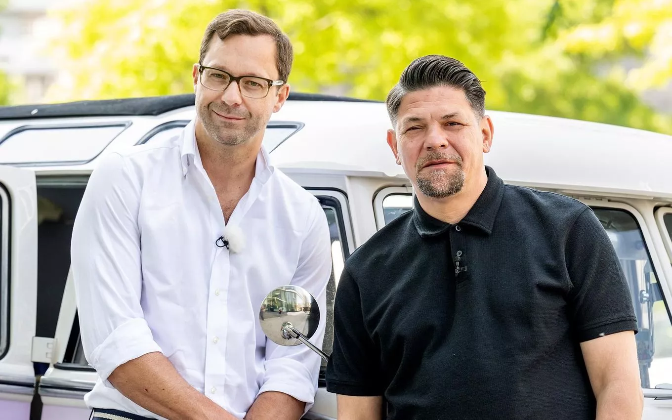 Tim Mälzer bei "Kitchen Impossible": "Ich hab' mir selber ins Knie ...