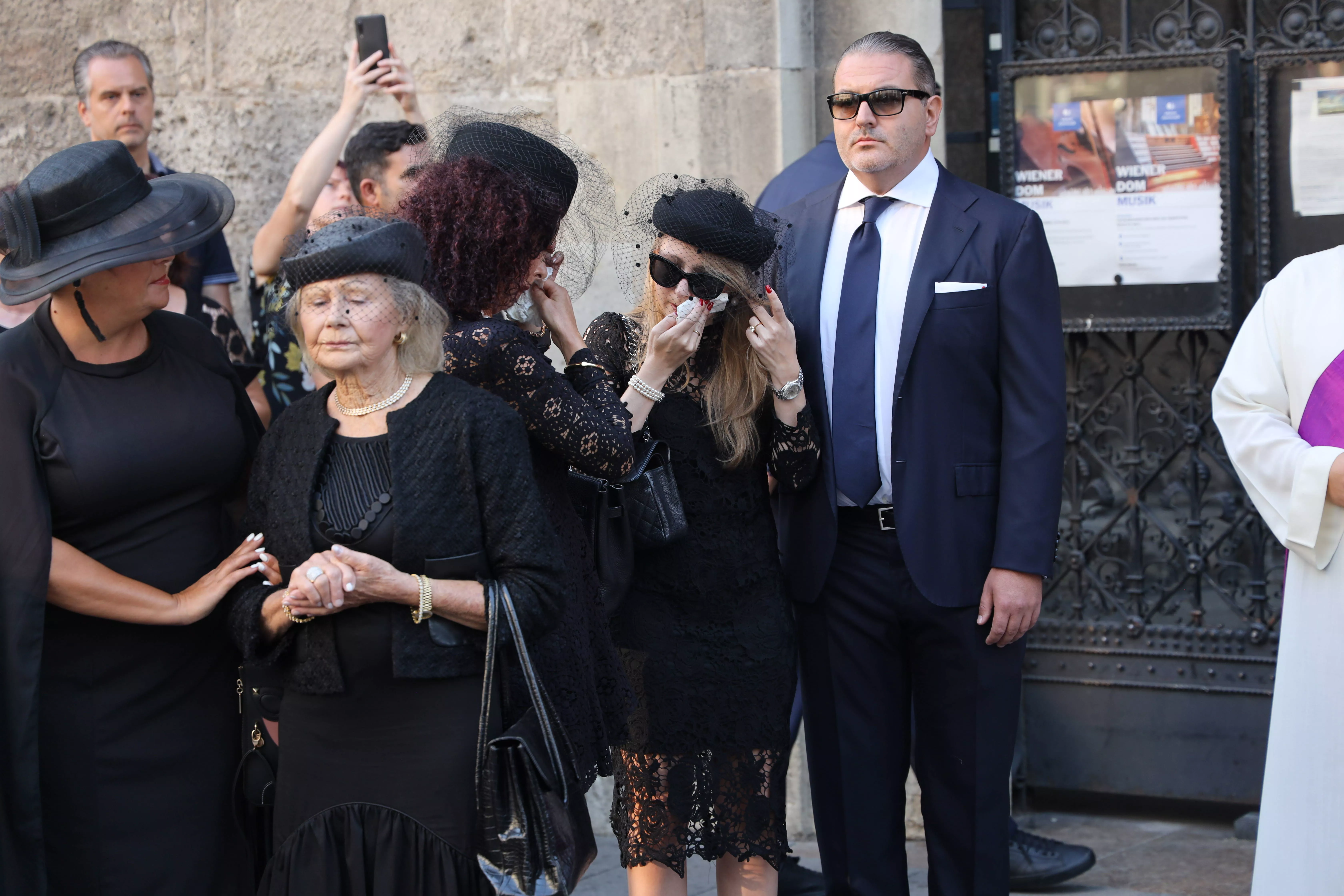 Richard Lugners Tochter Jacqueline weint am Sarg bitterlich | BUNTE.de