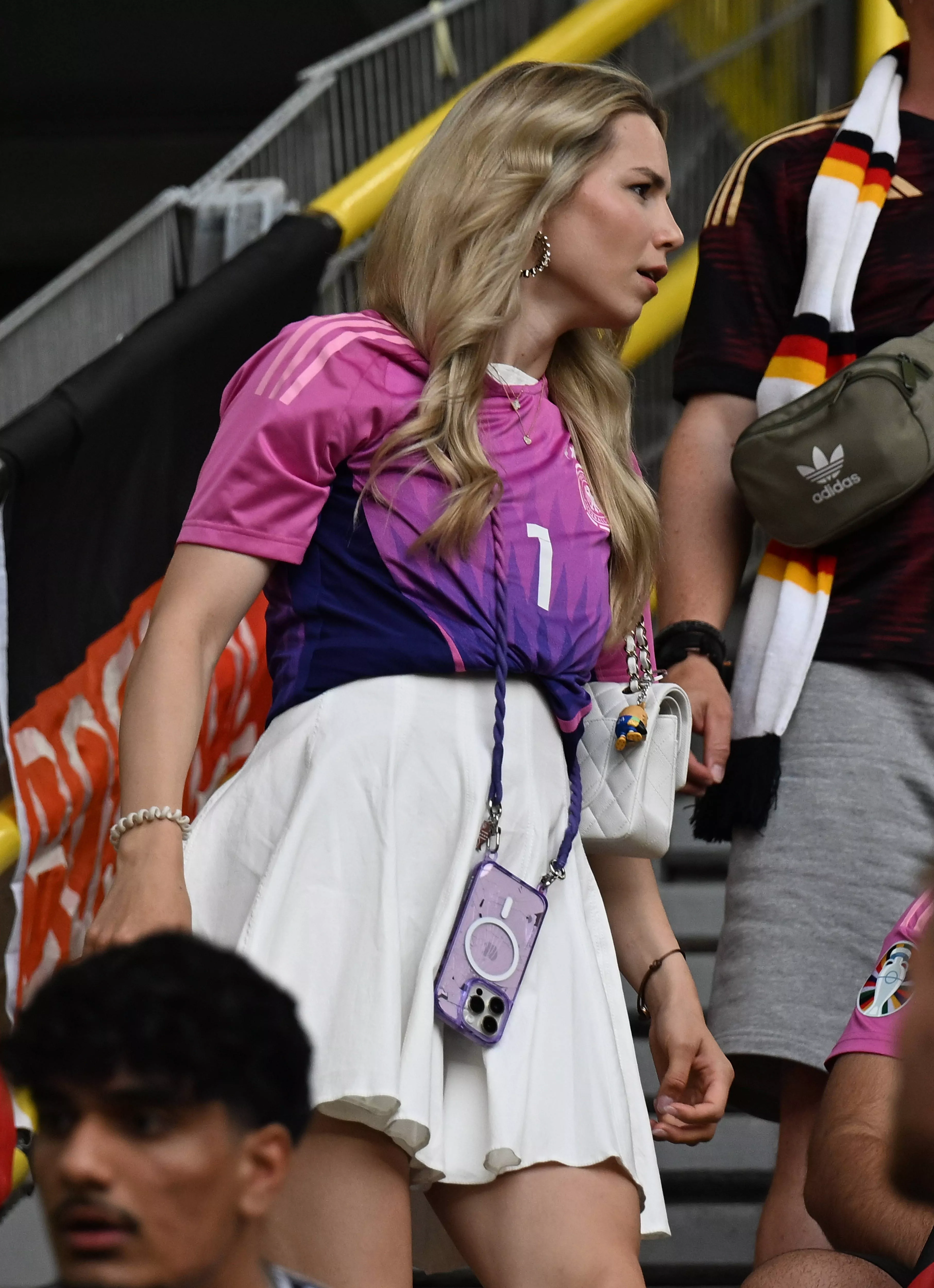 Anika Neuer wieder bauchfrei bei EM-Spiel – ihr Look ist für Manuel ...