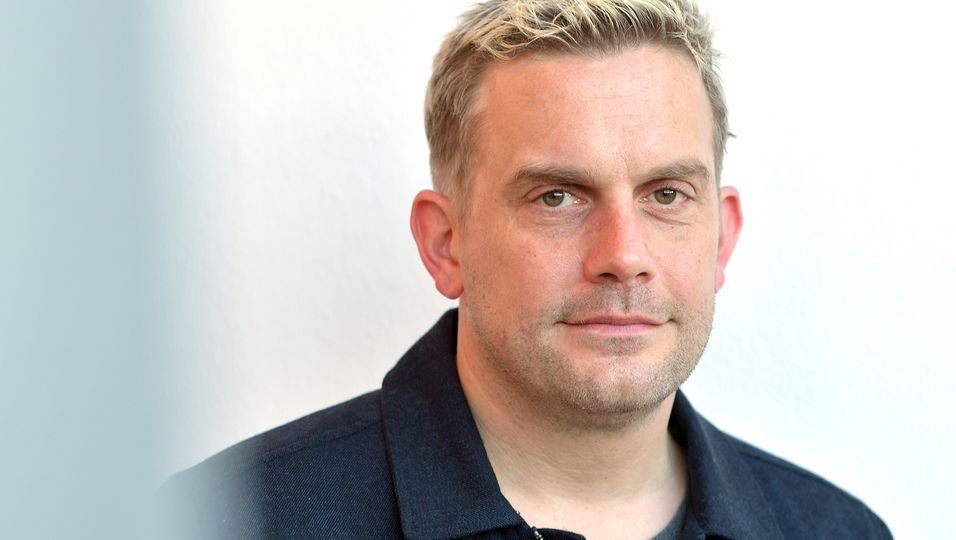 Sebastian Bezzel: Sein Schwiegervater wollte, dass er "die dreckigen ...