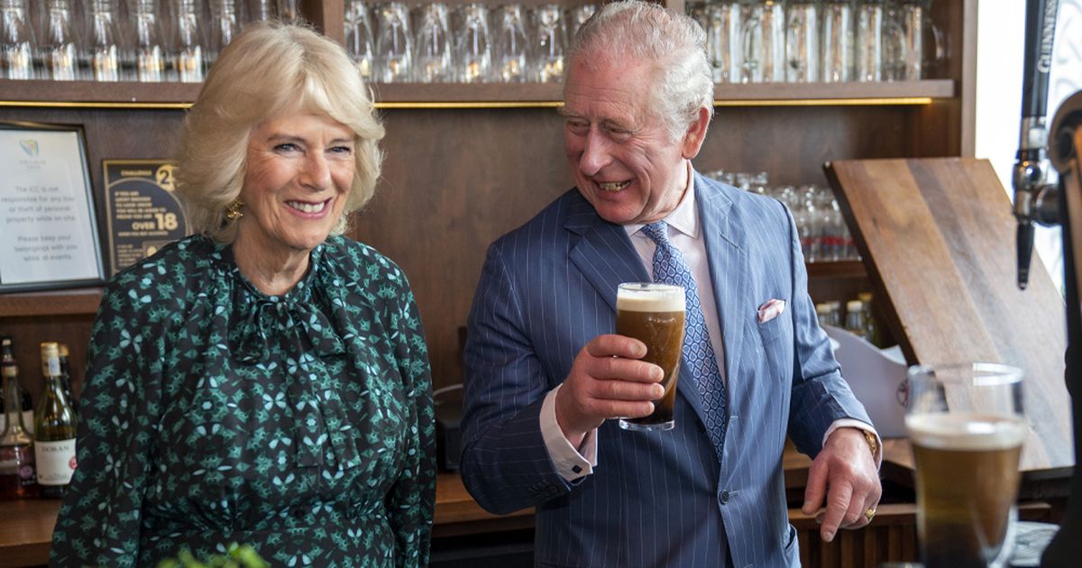 Prinz Charles: Hier sorgt er für Lacher – beim Bierzapfen benötigt er ...