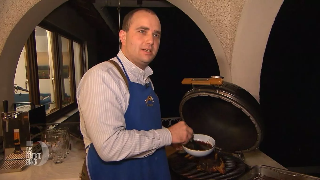 Das perfekte Dinner: Simon spielt seinen Gästen ein zünftiges Ständchen ...
