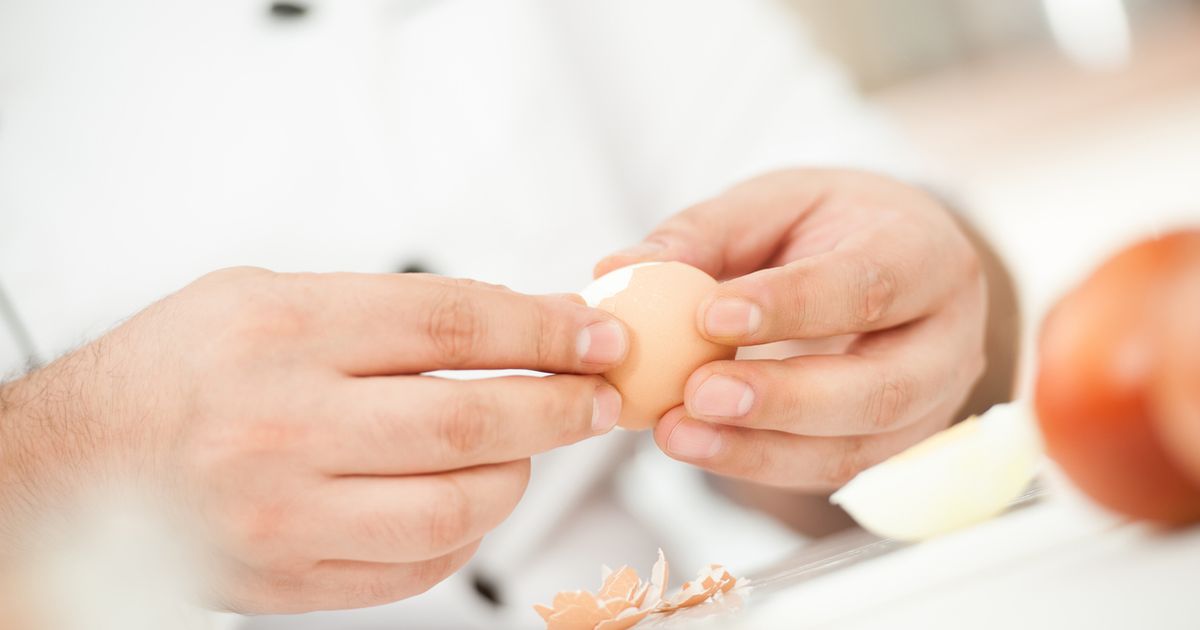 So schnell und einfach: Dank diesem Trick ist dein Ei in ...