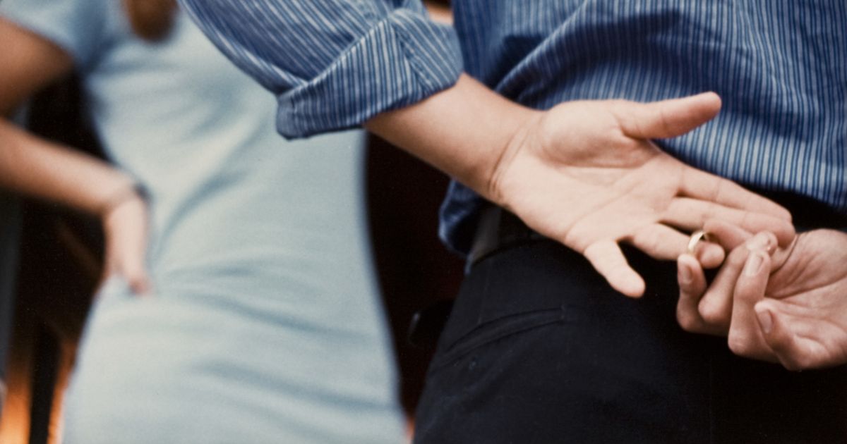 Affäre: An 5 Anzeichen erkennst du, dass dein Partner untreu ist | BUNTE.de