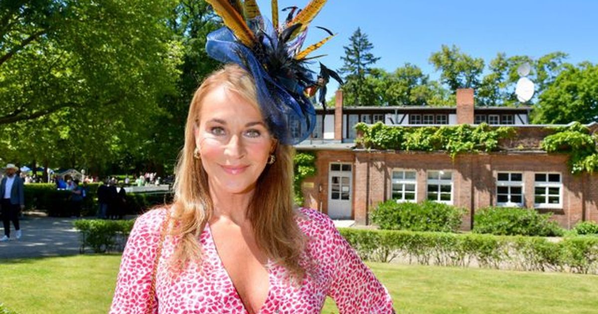 Mit Statement-Hut zieht Caroline Beil beim Racingday alle Blicke auf ...