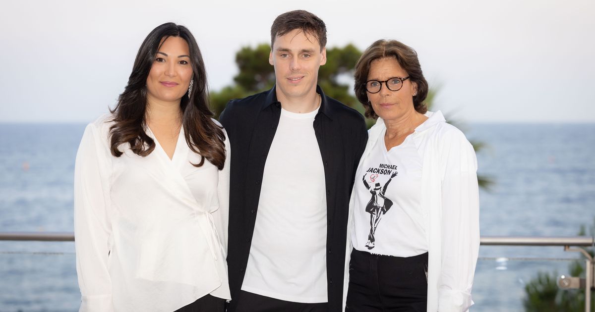 Stéphanie von Monaco strahlt im coolen T-Shirt lässig auf dem roten ...