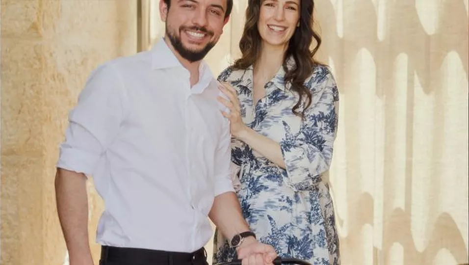 Hussein von Jordaniens Baby Iman hilft ihrem Papa im Büro | BUNTE.de