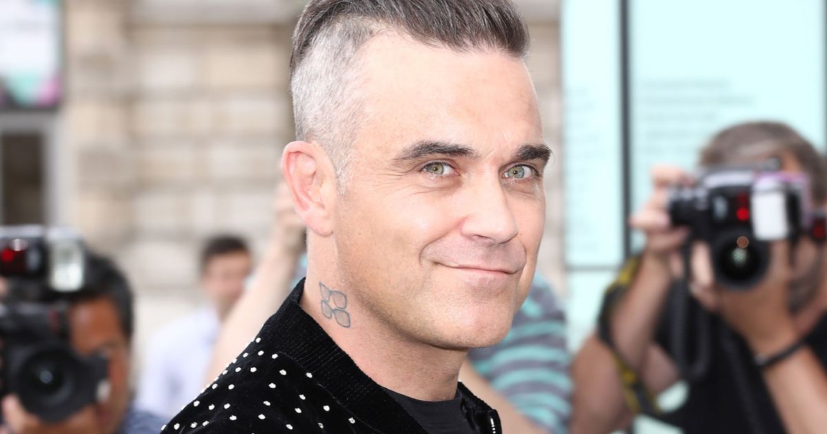 Robbie Williams: Süßes Video: Tochter Teddy schreibt schon ihre eigenen ...