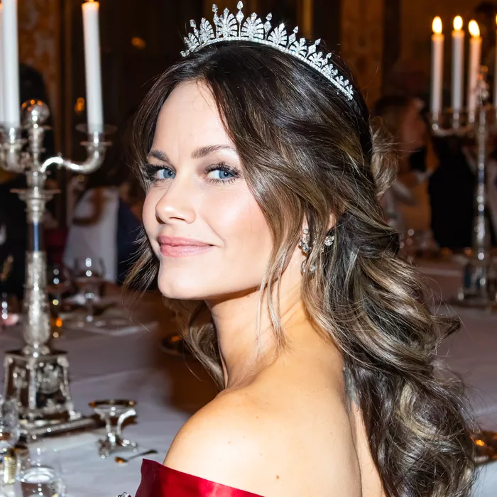 Victoria & Sofia von Schweden: Von Weiß bis Rot: Ihre Kleider erstrahlen in neuem Glanz | BUNTE.de