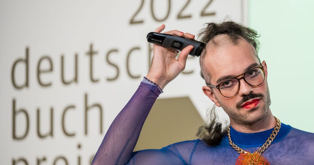 Deutscher Buchpreis 2022: Kim de l’Horizon gewinnt & rasiert sich dann ...