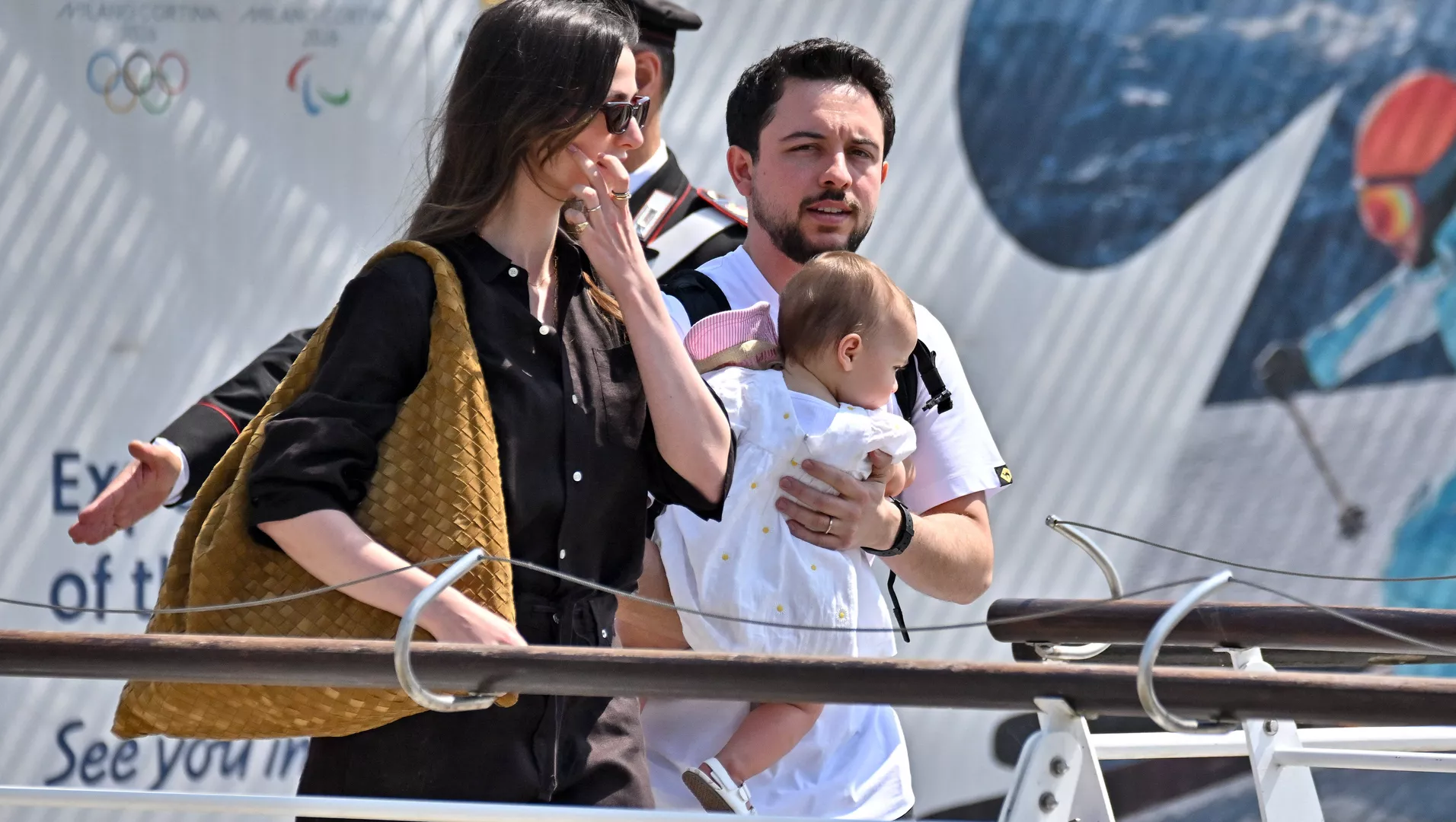Baby Iman ist der Star auf Papa Hussein von Jordaniens Geburtstagsfoto ...