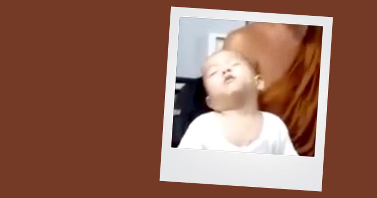 Knuffig!: Baby-Mönch schläft ein | BUNTE.de