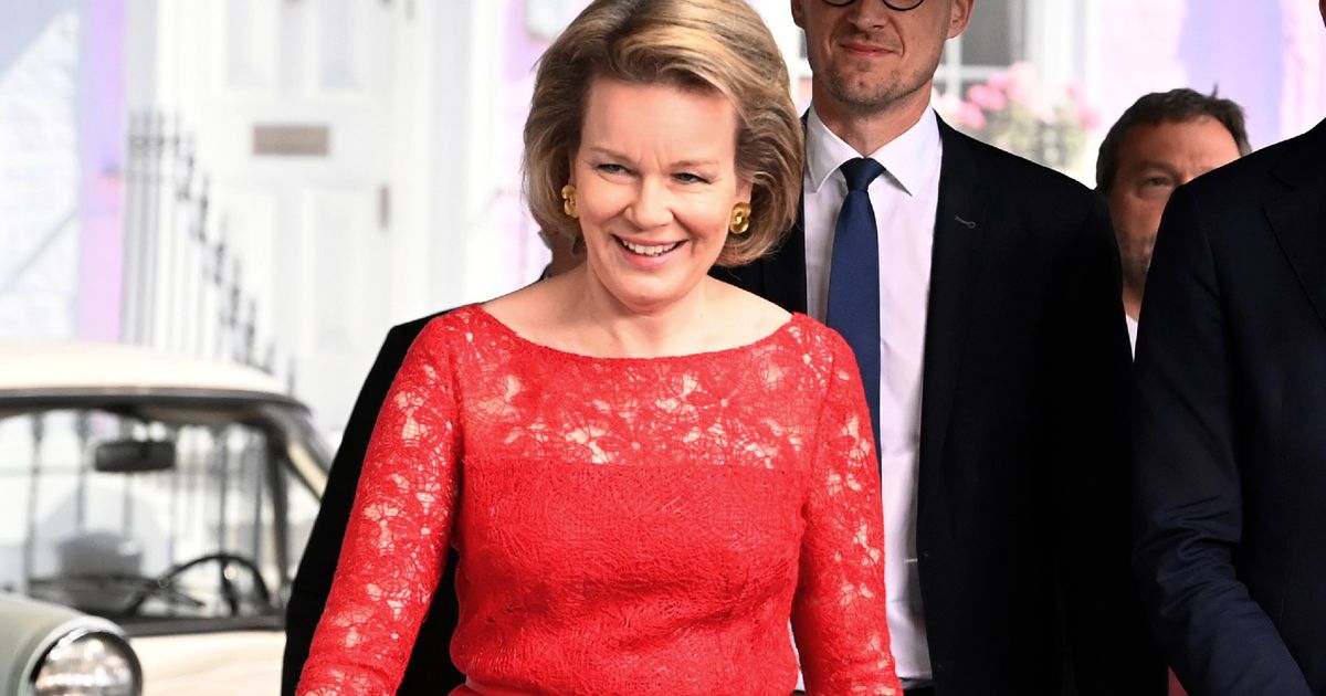 Mathilde von Belgien: Im feuerroten Spitzenklei bricht sie ihren Mode ...