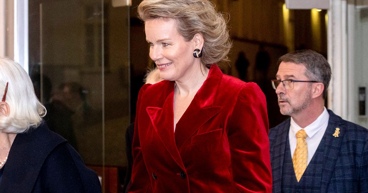 Königin Mathilde wird im weihnachtlich Samt-Look zum Blickfang | BUNTE.de