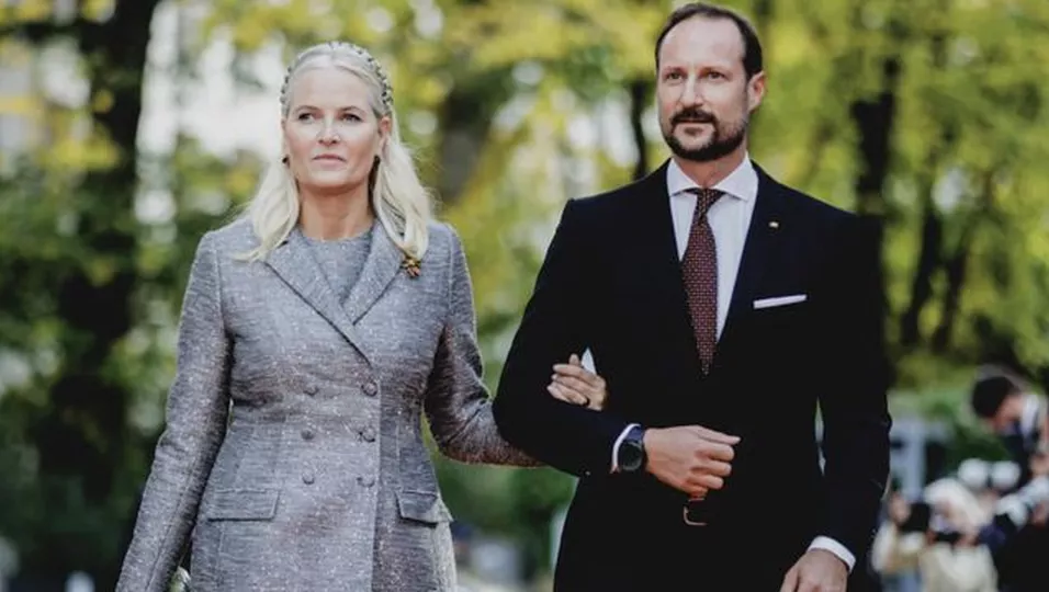 Mette-Marit von Norwegen zeigt sich nach Marius-Skandal stark beim ...